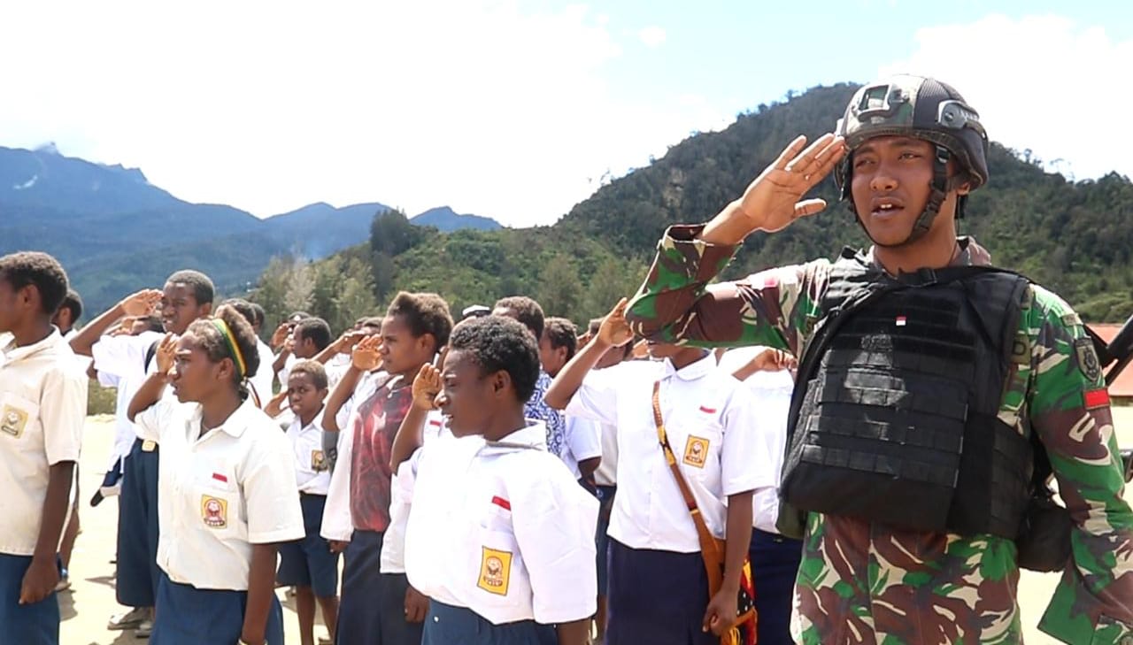 Tanamkan Nasionalisme dan Kedisiplinan Anak Papua, Satgas 303 Ajarkan ...